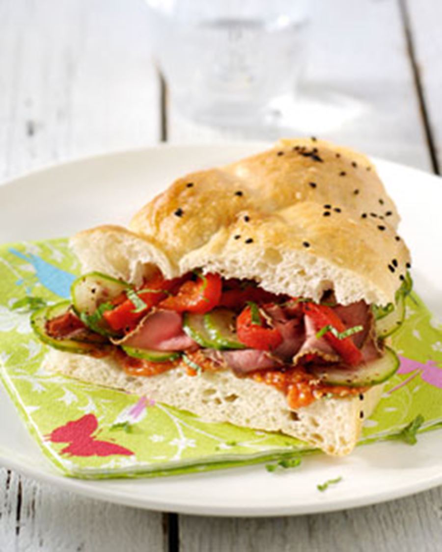 Turks broodje met knoflook-tomatenspread en komkommer